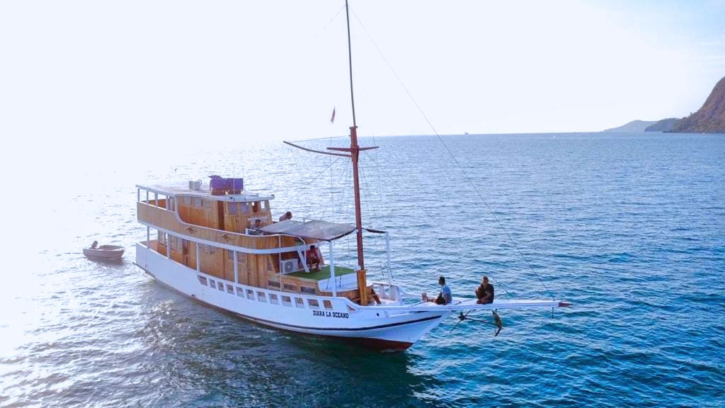 Private Trip by Diara La Oceano Phinisi - Komodotrips.com