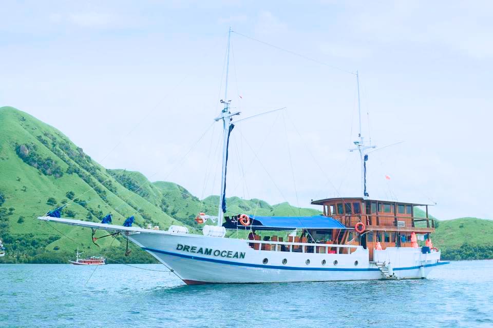 Open trip 3 days 2 nights by Dream Ocean Luxury Phinisi - Komodotrips.com