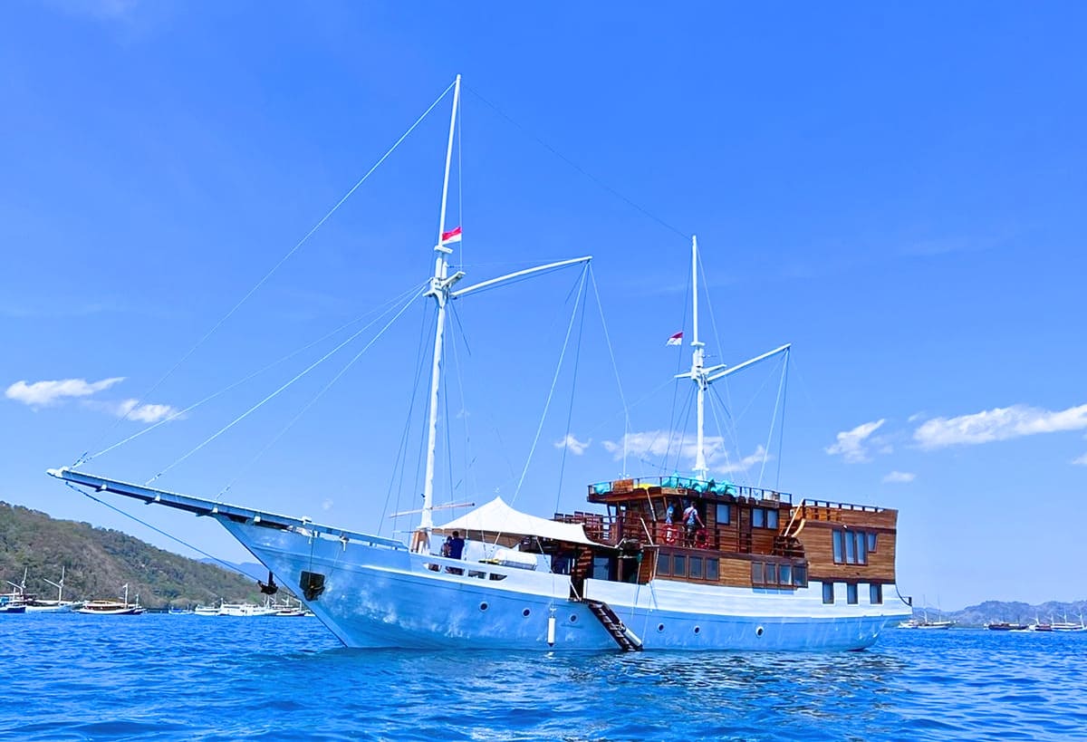 Open Trip 3 Days 2 Nights by Lady Grace Deluxe Phinisi - Komodotrips.com