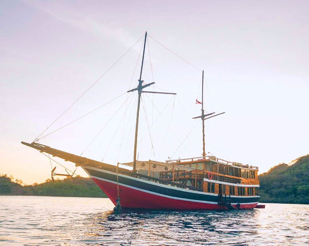 Open Trip 2D1N by Senada Luxury Phinisi - Komodotrips.com