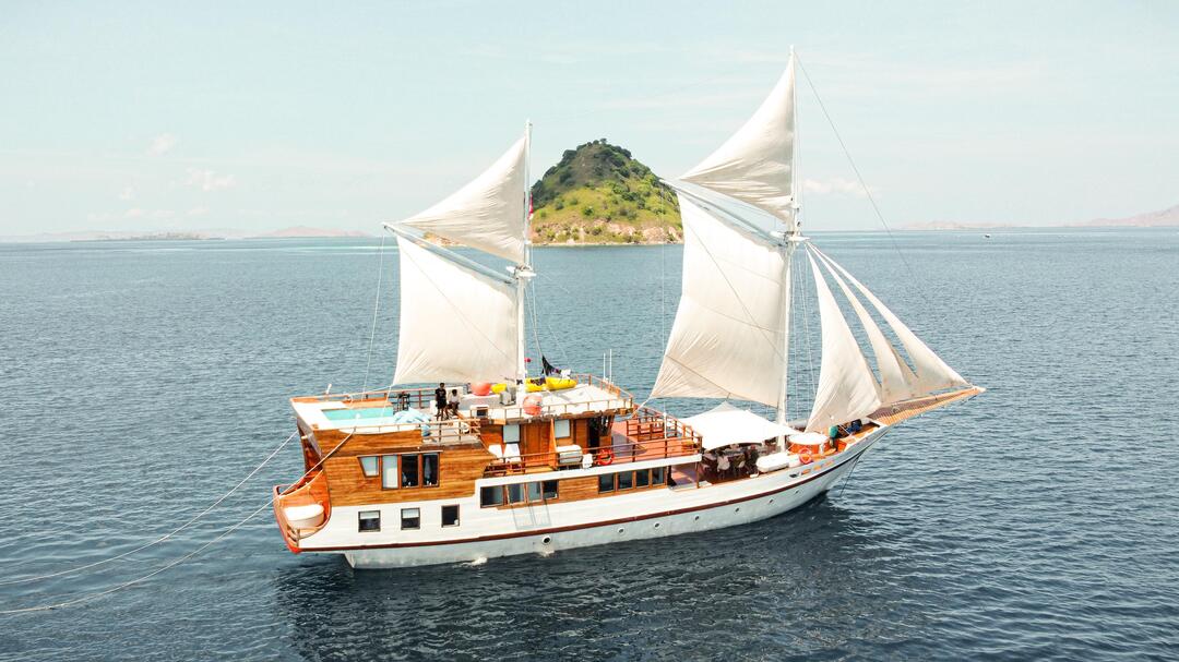 Private Trip by Lady Grace Deluxe Phinisi - Komodotrips.com