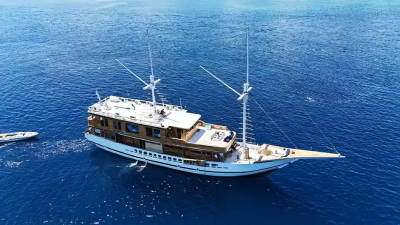 Open Trip 3D2N by Raffles Cruise Luxury Phinisi - Komodotrips.com