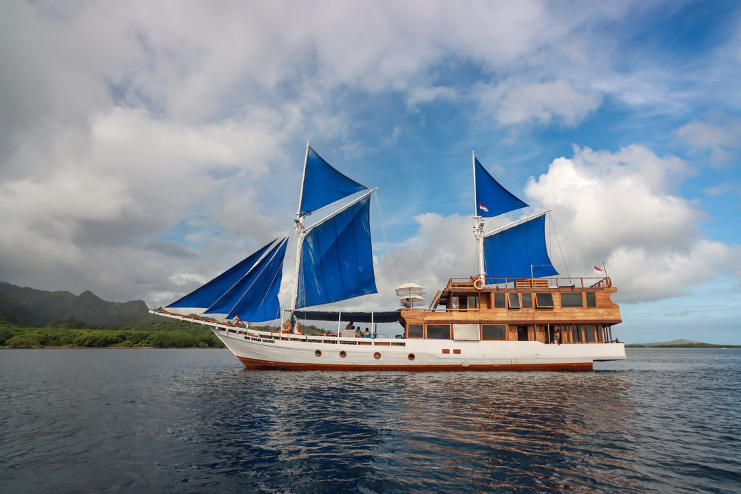 Private Trip by Soe Besar Vanrei Luxury Phinisi - Komodotrips.com
